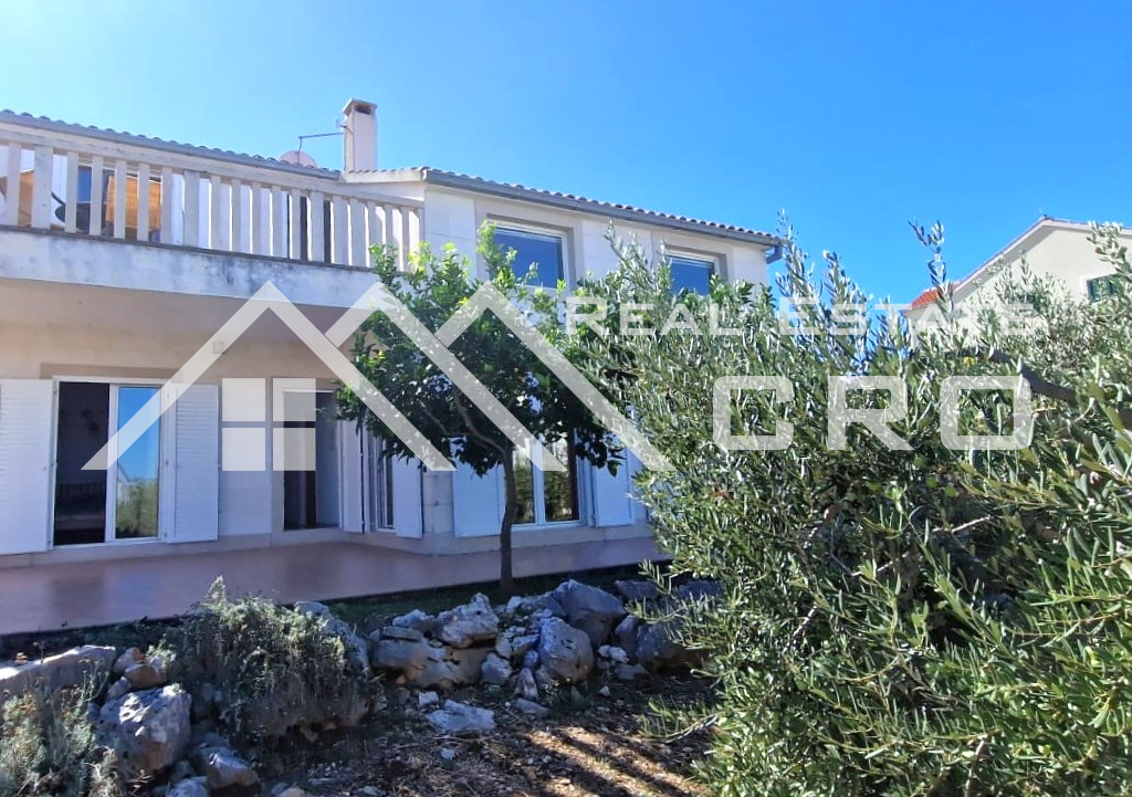 Brac properties - Family-style house on a large plot, in a serene and ...